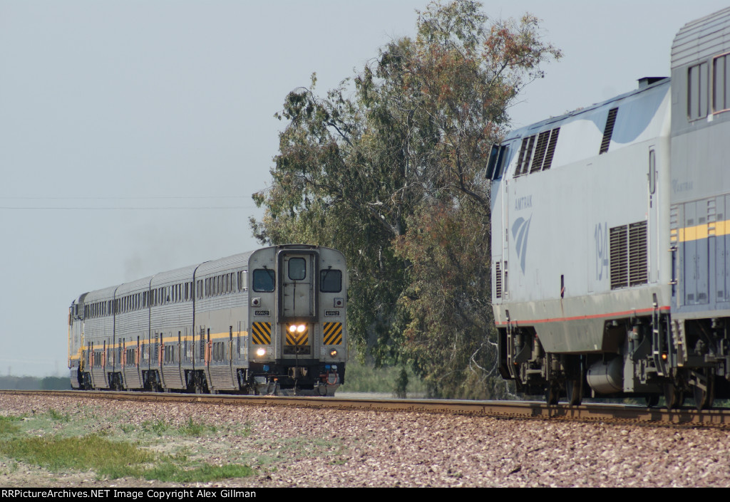 CDTX 6962 East, Amtrak 94 West meet